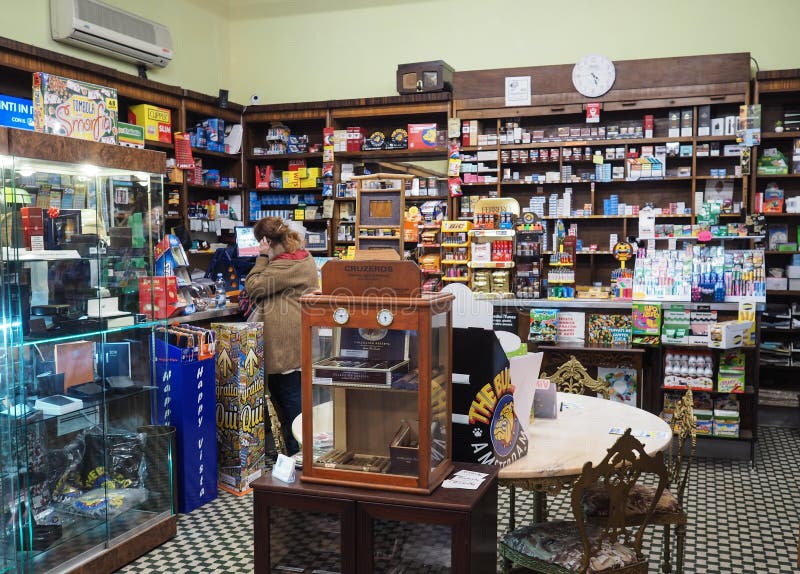 Paquetes De Cigarrillos En Departamento De Tabaco Foto editorial ...