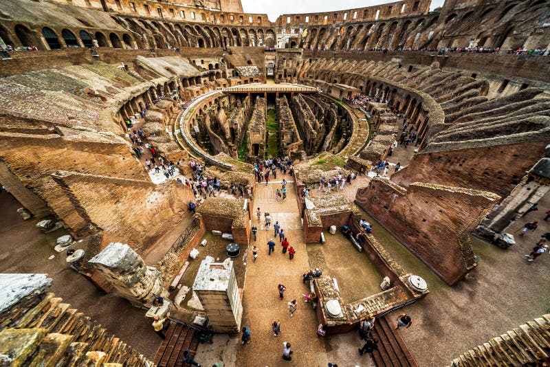O Interior Do Coliseu Em Roma, Itália - Completo Com Turistas ...