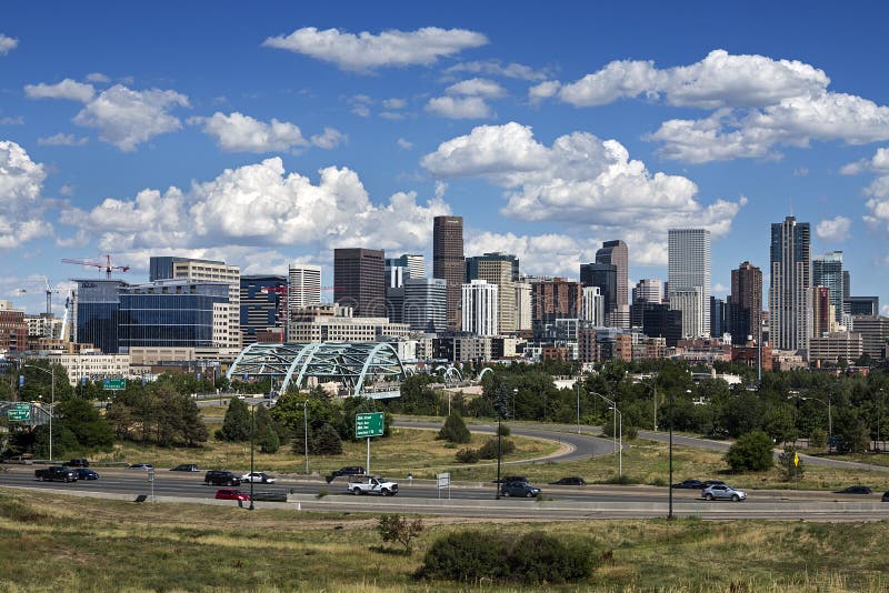 Denver Skyline, Colorado redaktionelles stockfoto. Bild von datenbahn ...