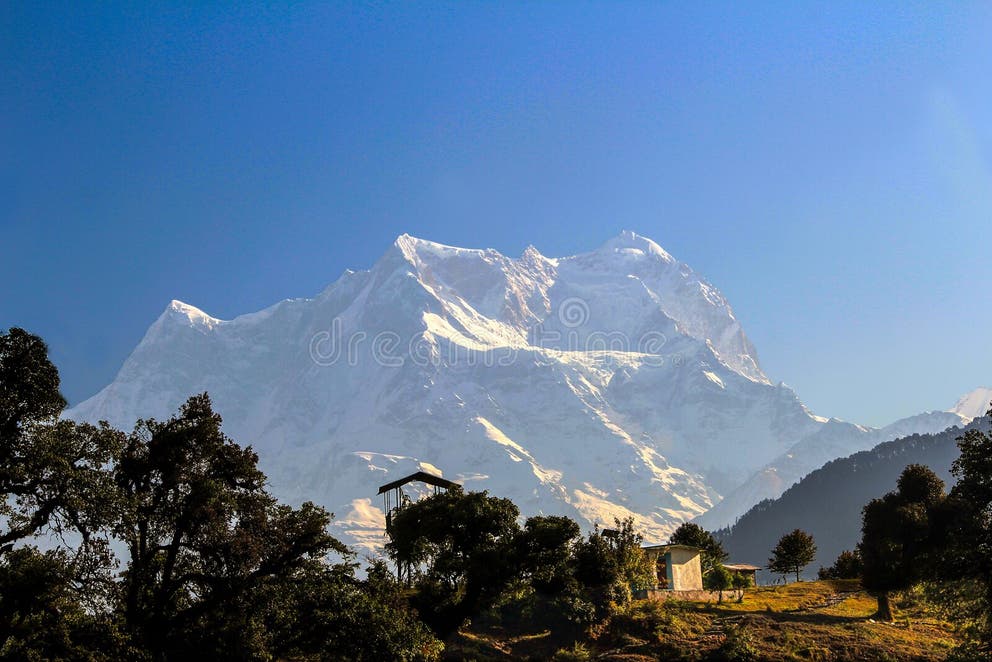 Deoria Tal with Choukhamba Peak Stock Image - Image of talwith, peak ...