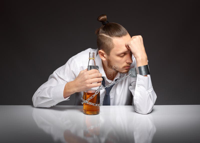 Dependencia Del Alcohol En Hombres Foto de archivo - Imagen de ...