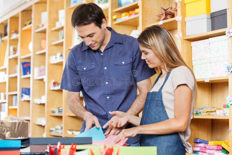 Cliente De Ayuda De La Dependienta Foto de archivo - Imagen de ...