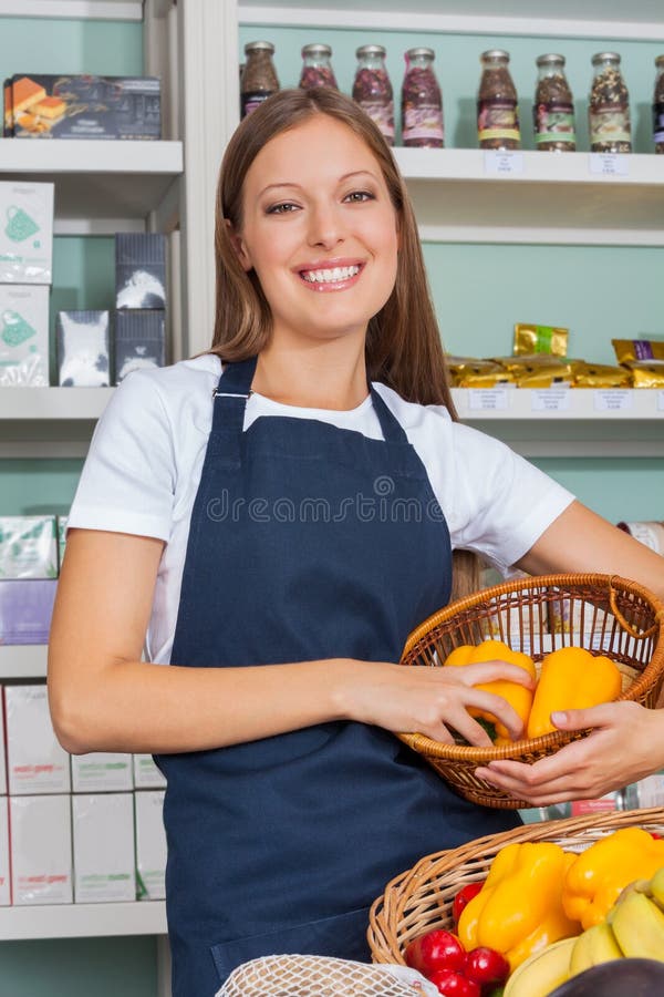 Supermercado De Holding Apples in De La Dependienta Imagen de archivo ...