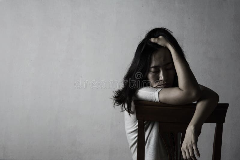 Deprima E Ragazza Disperata Che Si Siede Nel Concetto Scuro Di Abuso ...