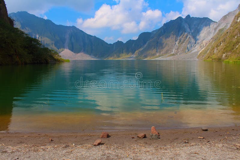 Der Aktive Vulkan Pinatubo Und Der Kratersee Stockfoto - Bild von ...