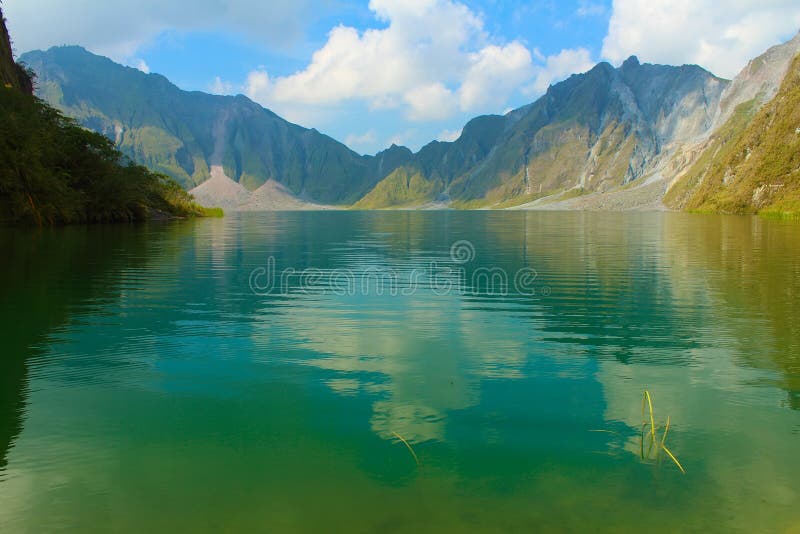 Der Aktive Vulkan Pinatubo Und Der Kratersee Stockfoto - Bild von ...