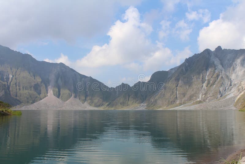 Der Aktive Vulkan Pinatubo Und Der Kratersee Stockfoto - Bild von ...