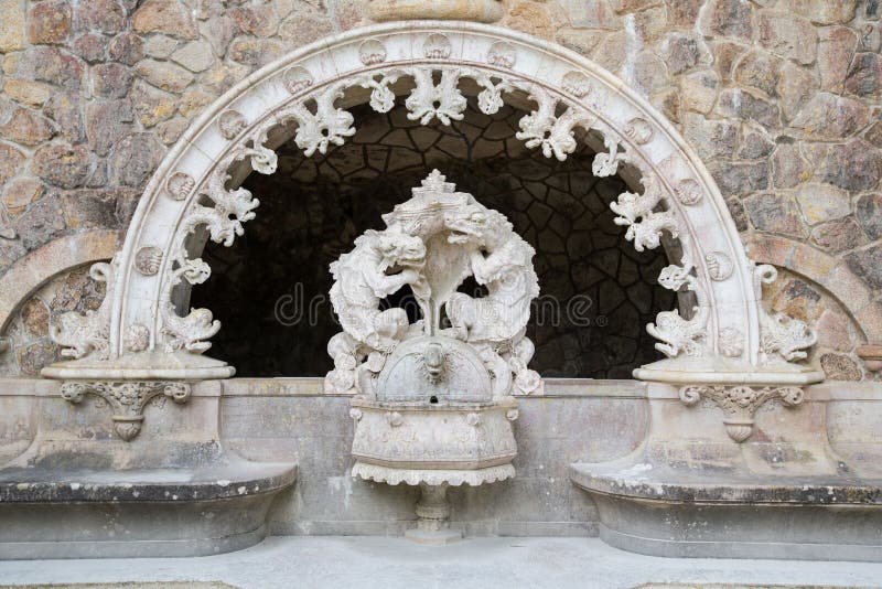Der Alte Brunnen in Quinta Da Regaleira in Sintra Stockfoto - Bild von ...