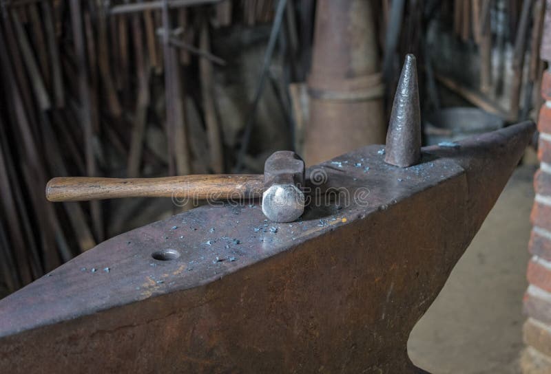 Ein Amboss Und Ein Hammer In Der Alten Schmiede Stockfoto - Bild von ...