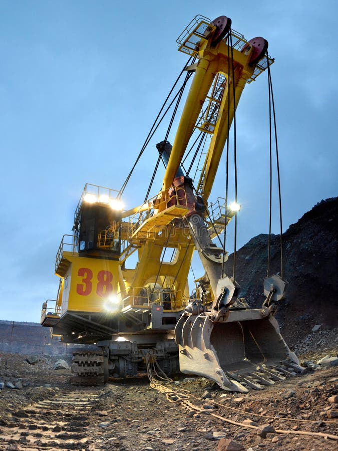 Der Bagger Steht Im Gesicht Mit Den Lichtern an Stockfoto - Bild von ...