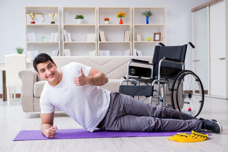 Der Behinderte Mann, Der Sich Zu Hause Von Verletzung Erholt Stockfoto ...