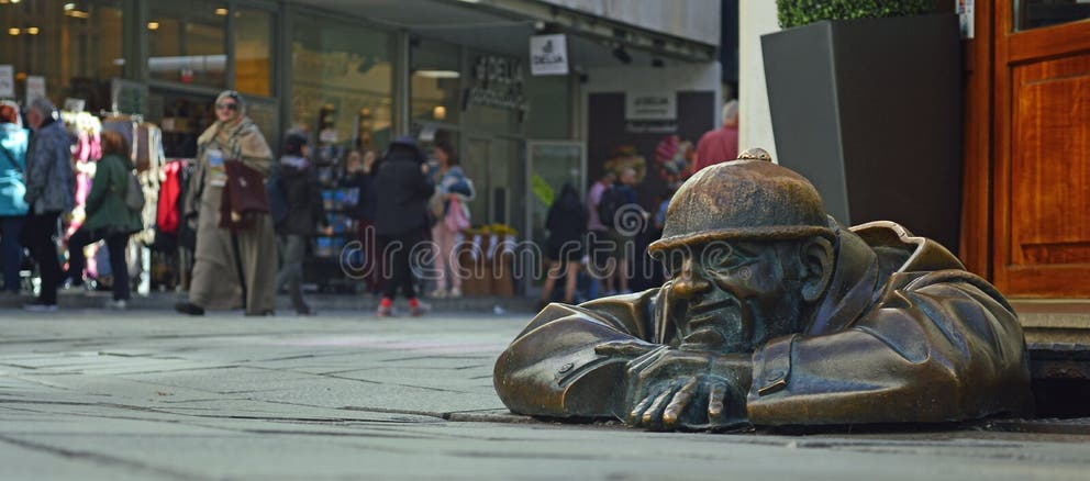 Der Beobachter - Mann an Der Arbeits-Statue Bratislava 2 Redaktionelles ...