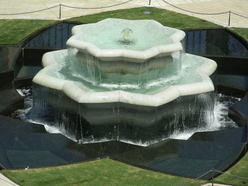 Der Brunnen stockbild. Bild von marmor, brunnen, architektur - 884115