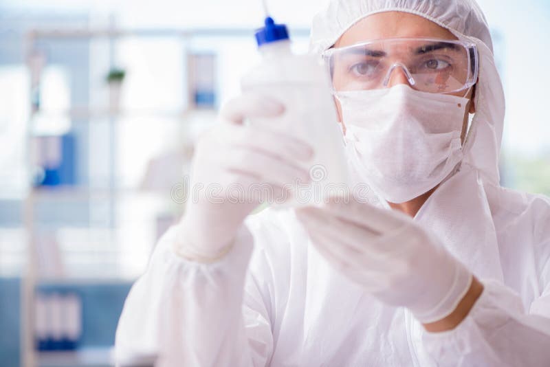 Der Chemiker, Der Im Labor Arbeitet Stockfoto - Bild von chemiker ...