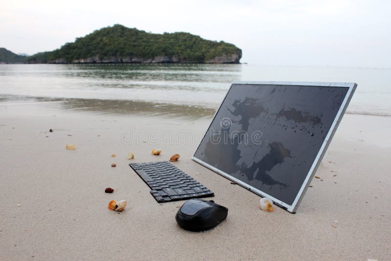 Junger Mann Arbeitet Mit Laptop am Strand Stockfoto - Bild von ozean ...
