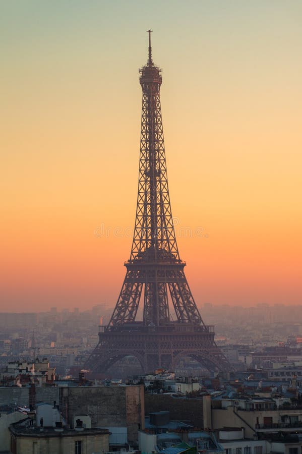 Der Eiffelturm Bei Sonnenuntergang in Paris, Frankreich Stockbild ...