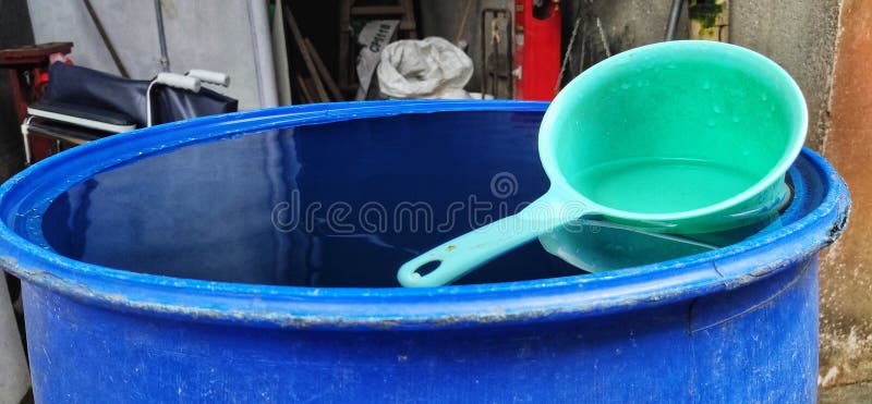 Der Eimer Ist Auf Dem Wasser Stockfoto - Bild von kunst, grün: 208205046