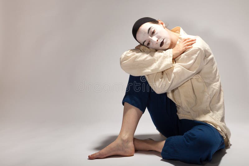 Der Einsame Clown Sitzt Aus Den Grund Stockbild - Bild von sitzen ...