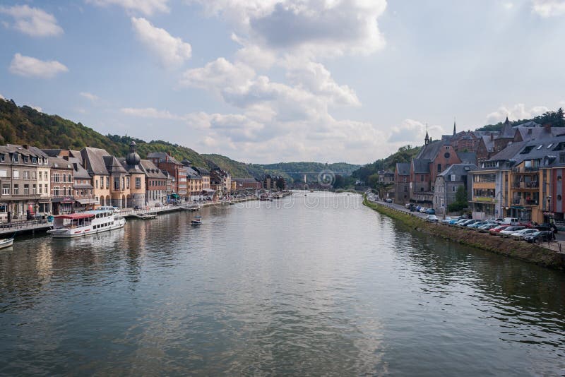 Stadtod Dinant Auf Dem Fluss Maas Redaktionelles Bild - Bild von klippe ...