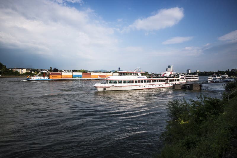Der Fluss Rhein, Bonn, Deutschland Redaktionelles Foto - Bild von ...