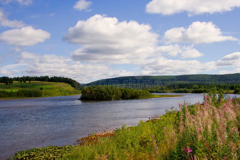 Fluss Vishera. Ural Berge stockbild. Bild von blau, hügel - 9788787