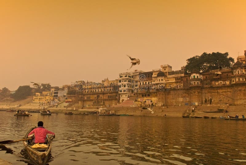 Der Ganges-Fluss am Sonnenuntergang, Indien Redaktionelles Stockbild ...
