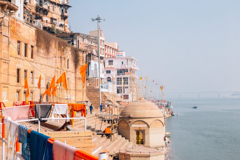 Der Ganges-ghat in Varanasi, Indien Redaktionelles Foto - Bild von bunt ...