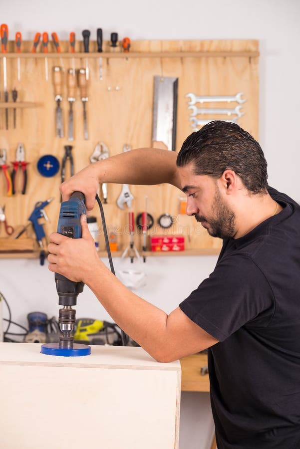 Der Handwerker, Der Ein Loch Verwendet, Sah Stockfoto - Bild von ...