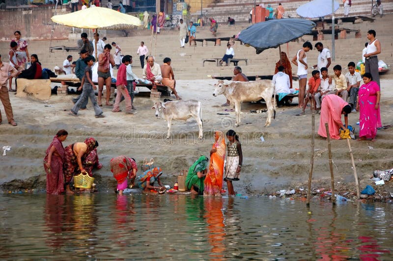 Der Heilige Fluss Der Ganges Redaktionelles Stockbild - Bild von sari ...