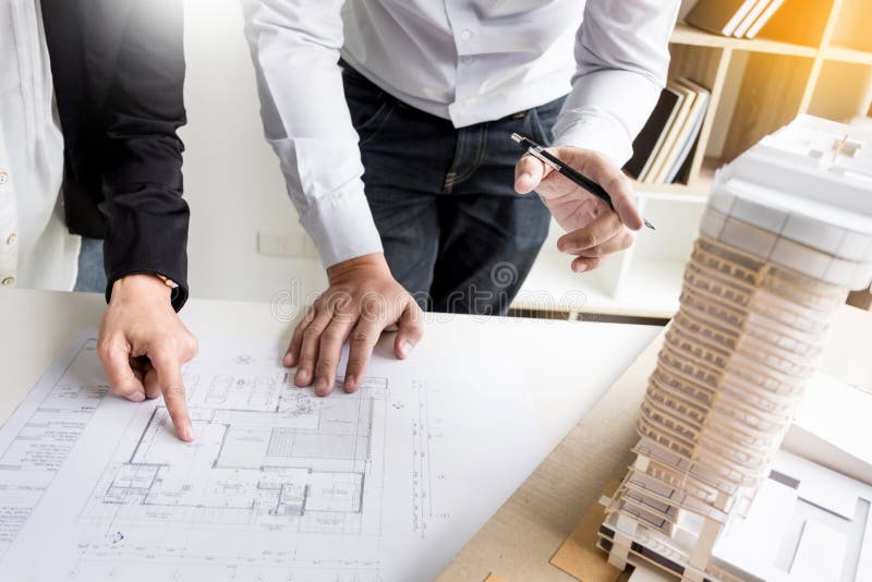 Der Ingenieur Hand Drawing Plan Der Person Auf Blaupause Mit Architec ...