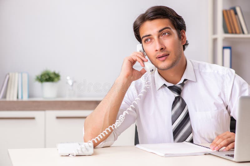 Der Junge Call-Center-Betreiber, Der am Telefon Spricht Stockbild ...