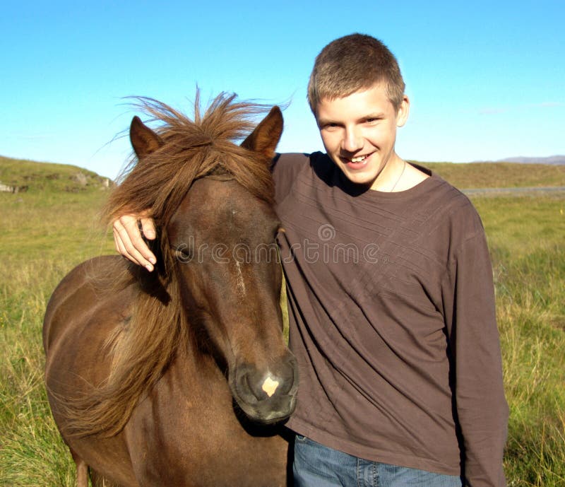 Der Junge Mann Und Das Pferd 01 Stockfoto - Bild von feld, mann: 6386268