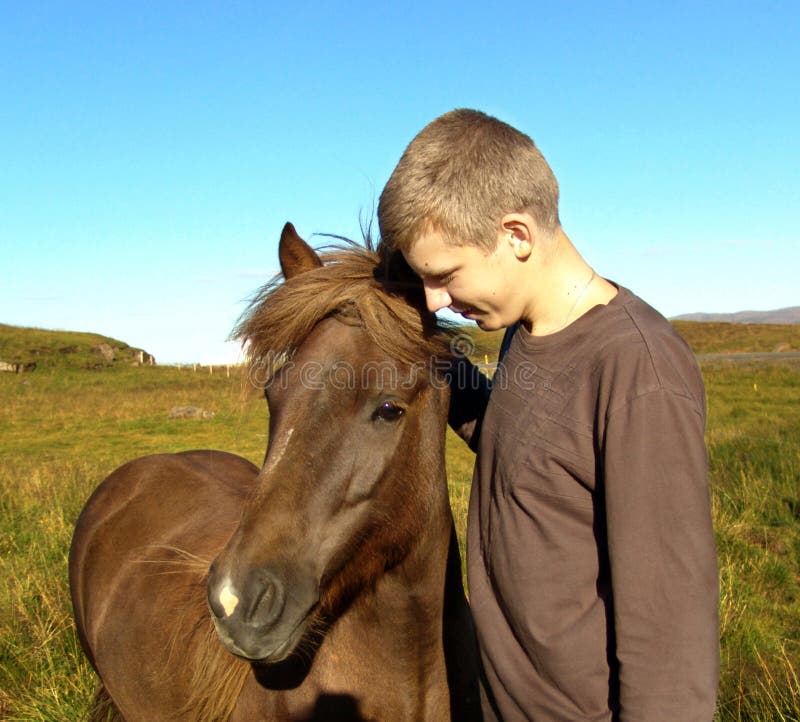 Der Junge Mann Und Das Pferd Stockbild - Bild von tier, gestanden: 6298111