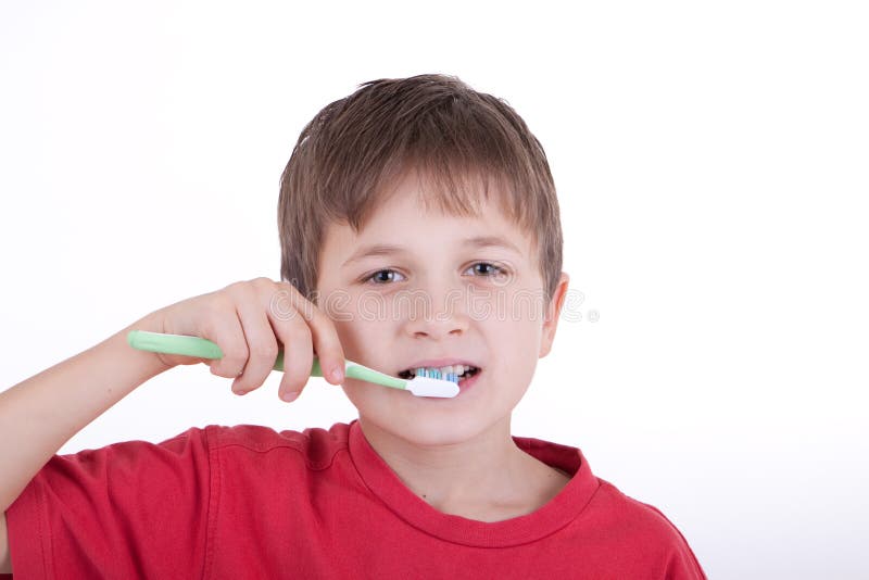 Der Junge putzt die Zähne stockfoto. Bild von gesundheit - 16794882