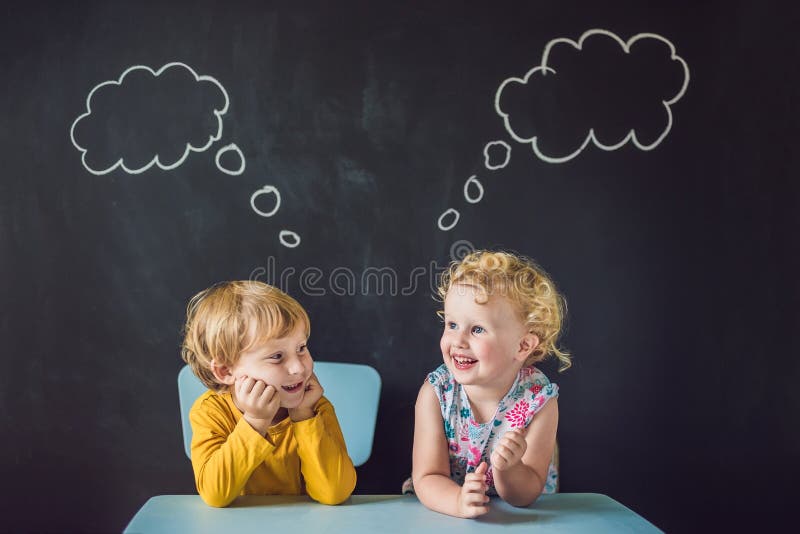 Scherzen Sie Das Kritische Denken Mit Ernstem Kleinem Kind Und Begabten ...