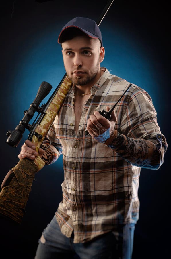 Der Kerl Im Hemd Mit Dem Gewehr Stockbild - Bild von ernst, porträt ...