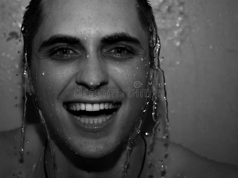 Der Kerl Lacht Unter Der Dusche Stockfoto - Bild von hintergrund, mann ...