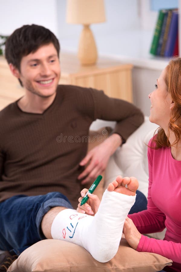 Der Kerl Mit Seiner Freundin Stockfoto - Bild von hilfe, knochen: 34099646