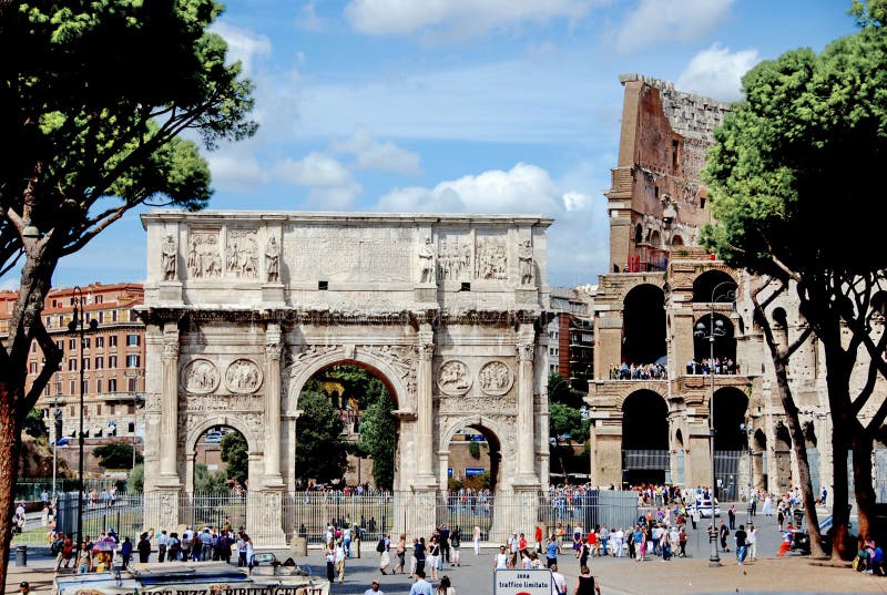 Konstantinsbogen Und Kolosseum In Rom, Italien Redaktionelles Foto ...