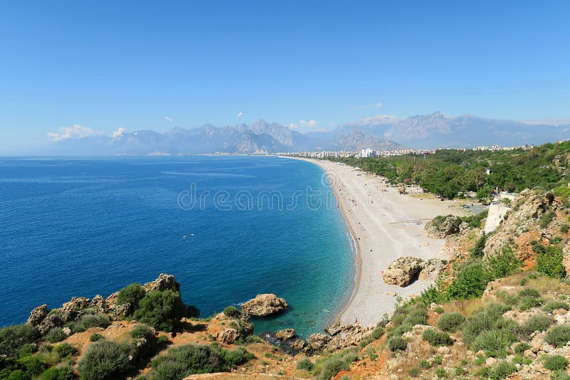 Der Konyaalti-Strand in Antalya Mit Taurus Mountains Stockbild - Bild ...