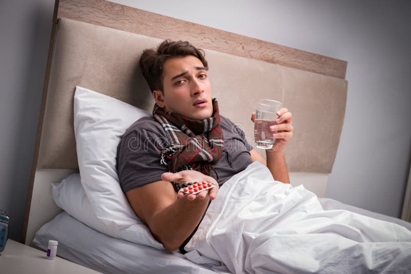 Der Kranke Mann Ruht Im Bett Stockfoto - Bild von krankenhaus, problem ...