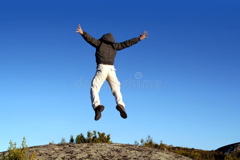 Mann Springt Mit Weit Geöffneten Armen Stockbild - Bild von energie ...