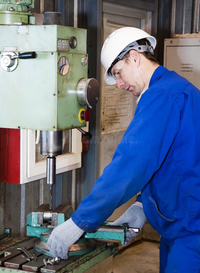 Der Mechaniker Arbeitet an Der Maschine Stockfoto - Bild von person ...