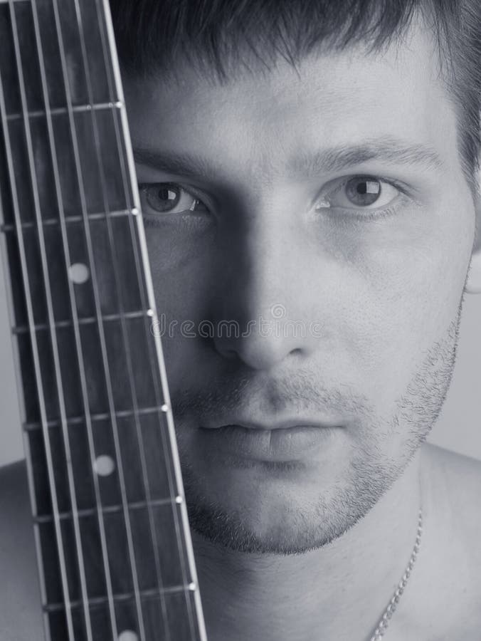 Der Musiker der Gitarrist stockbild. Bild von mann, blick - 542487