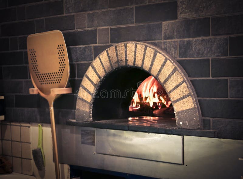 Der Ofen der Pizza stockfoto. Bild von nahrung, nachricht - 38110474