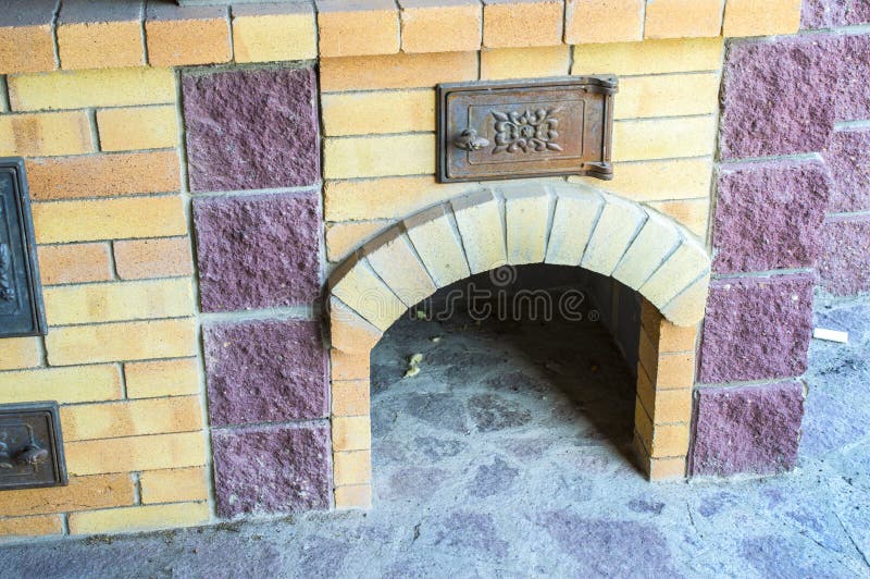 Der Ofen und der Kamin stockfoto. Bild von weinlese, holz - 76249944