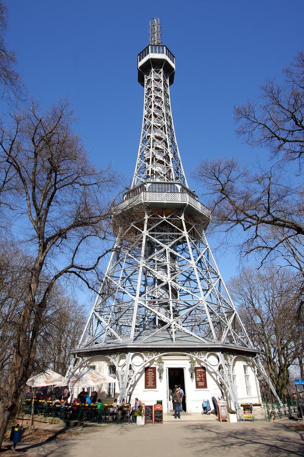 Petrin-Ausblick-Turm - Petrinska-rozhledna, Prag Stockfoto - Bild von ...