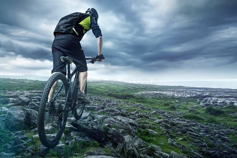 Der Radfahrer stockbild. Bild von sturzhelm, abenteurer - 50028977