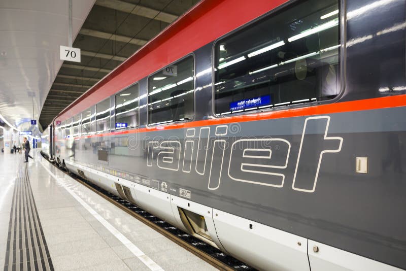 Der Railjet-Zug in Österreich Redaktionelles Foto - Bild von gleis ...