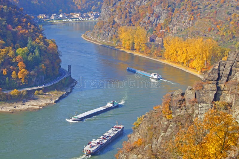 Der Rhein stockbild. Bild von gefärbt, häuser, grün, ladung - 21899227